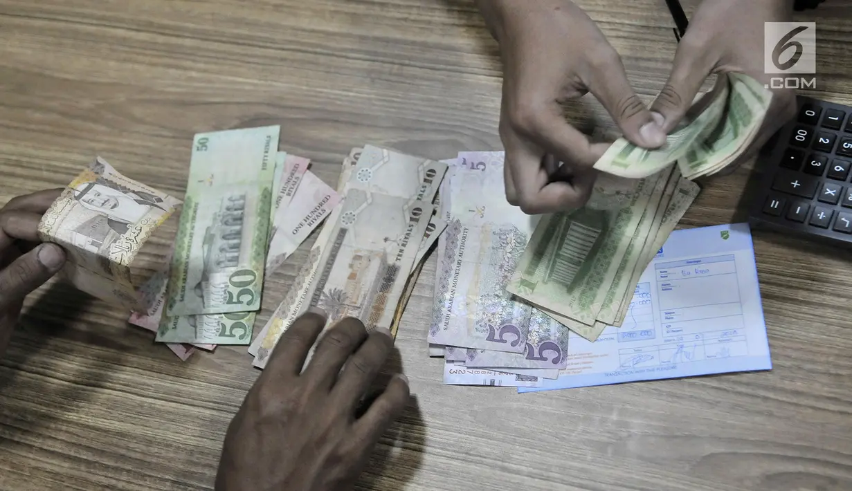 FOTO: Sebelum ke Tanah Suci, Jemaah Calon Haji Tukarkan Rupiah ke Riyal ...