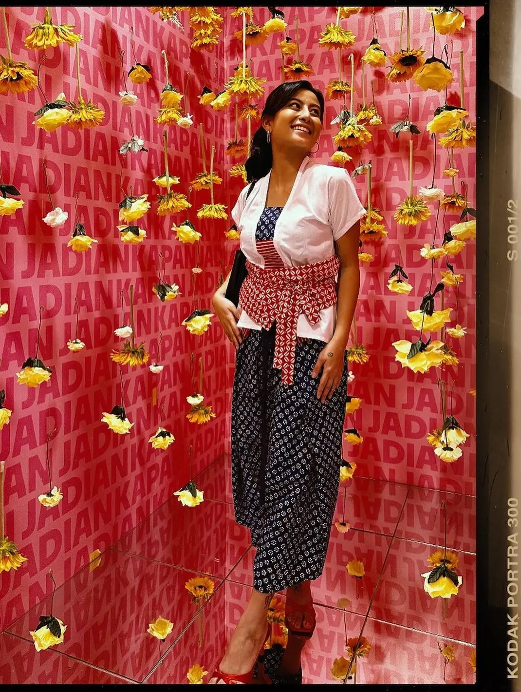 6 Inspirasi OOTD Berkain ala Awkarin, Stylish dan Kekinian! - Photo ...