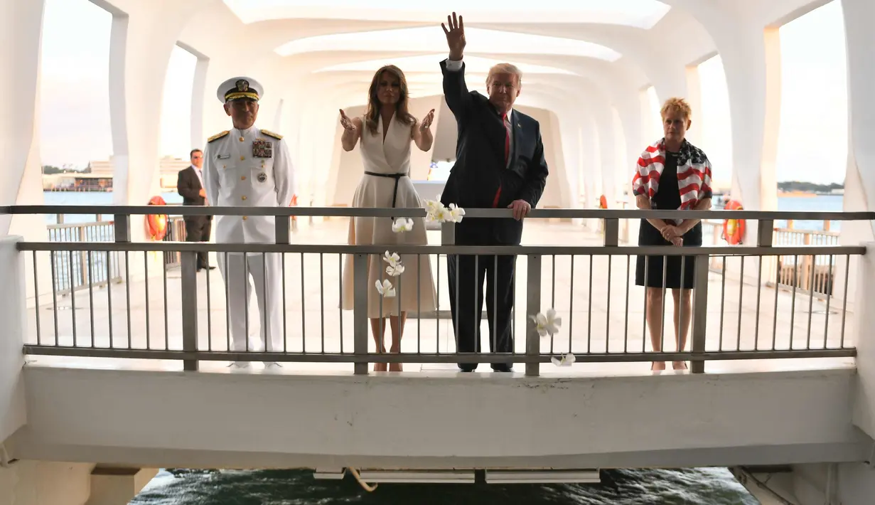 PHOTO: Kunjungi Pearl Harbor Memorial, Donald Trump dan Melania Tabur ...