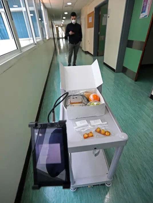 FOTO: Troli Robot Bantu Tangani Pasien Covid-19 - Foto Liputan6.com