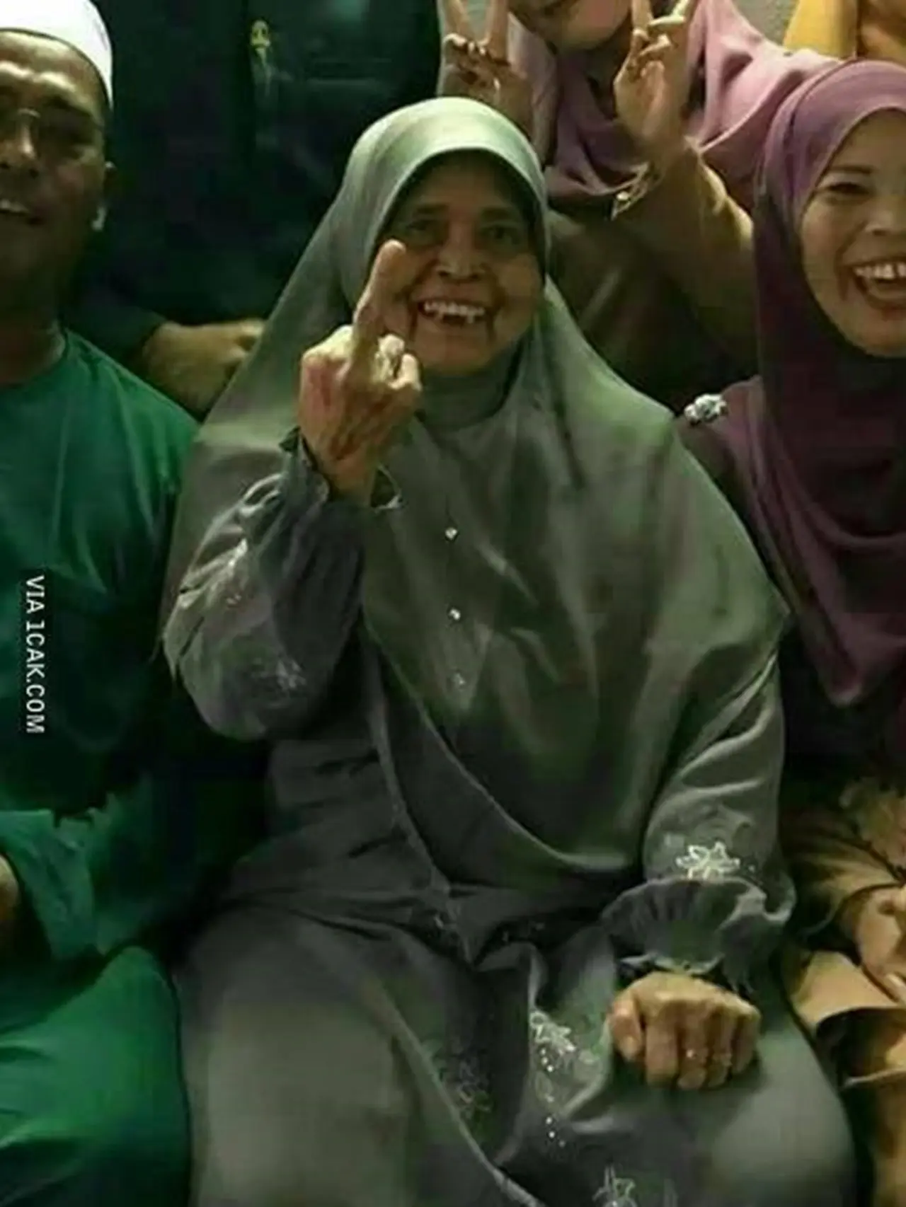 6 Kelakuan Emak-Emak saat Foto Selfie Ini Bikin Geleng Kepala - Hot ...