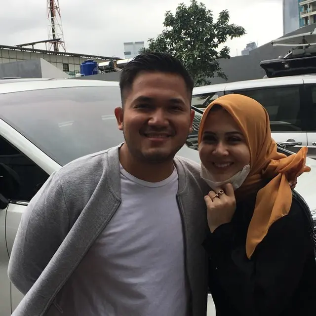 Bulan Madu, Kesha Ratuliu dan Suami Pamer Pose Mesra sambil Menyapa ...