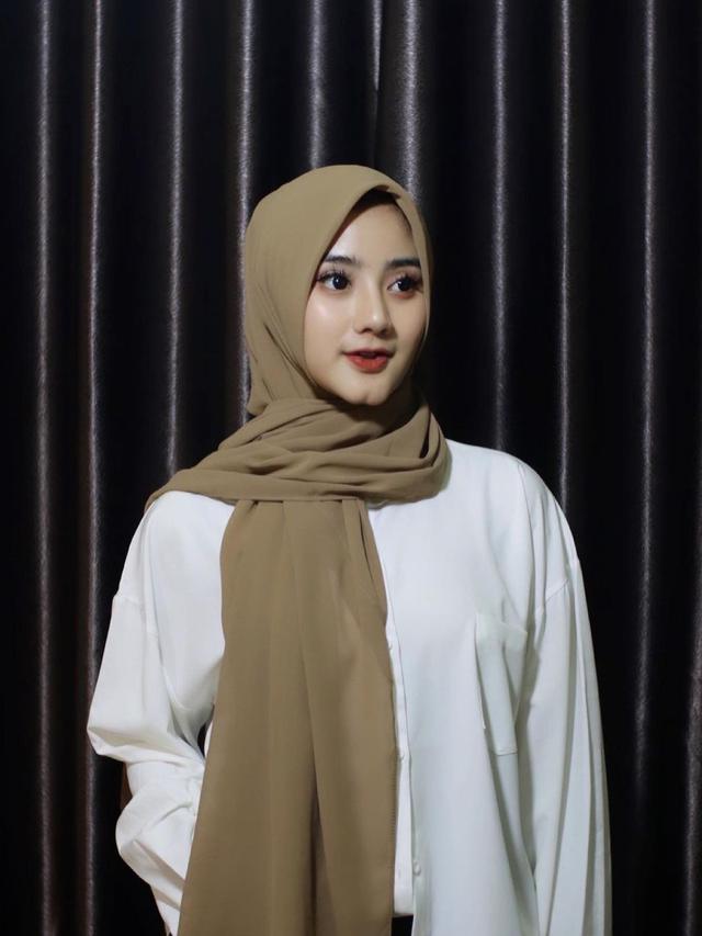 6 Potret Ghea Youbi Pakai Hijab, Penampilannya Bikin Pangling - Hot ...