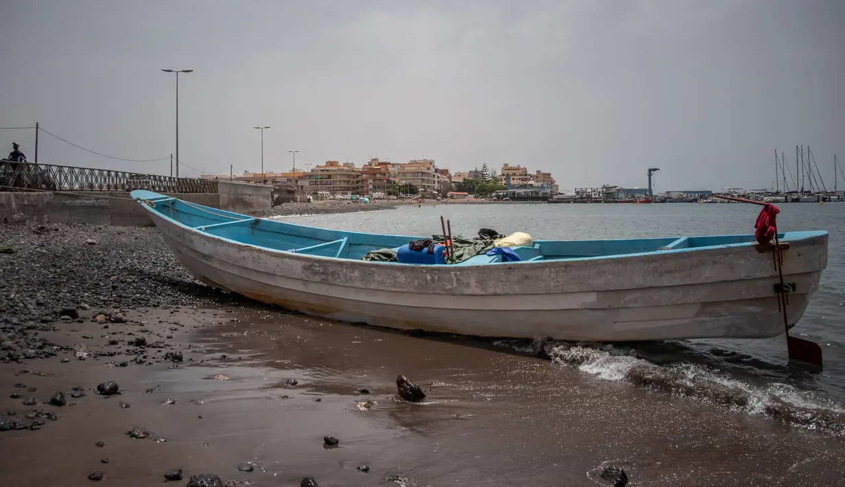 Perahu Senegal yang Membawa 41 Migran Tiba di Kepulauan Canary - Foto ...