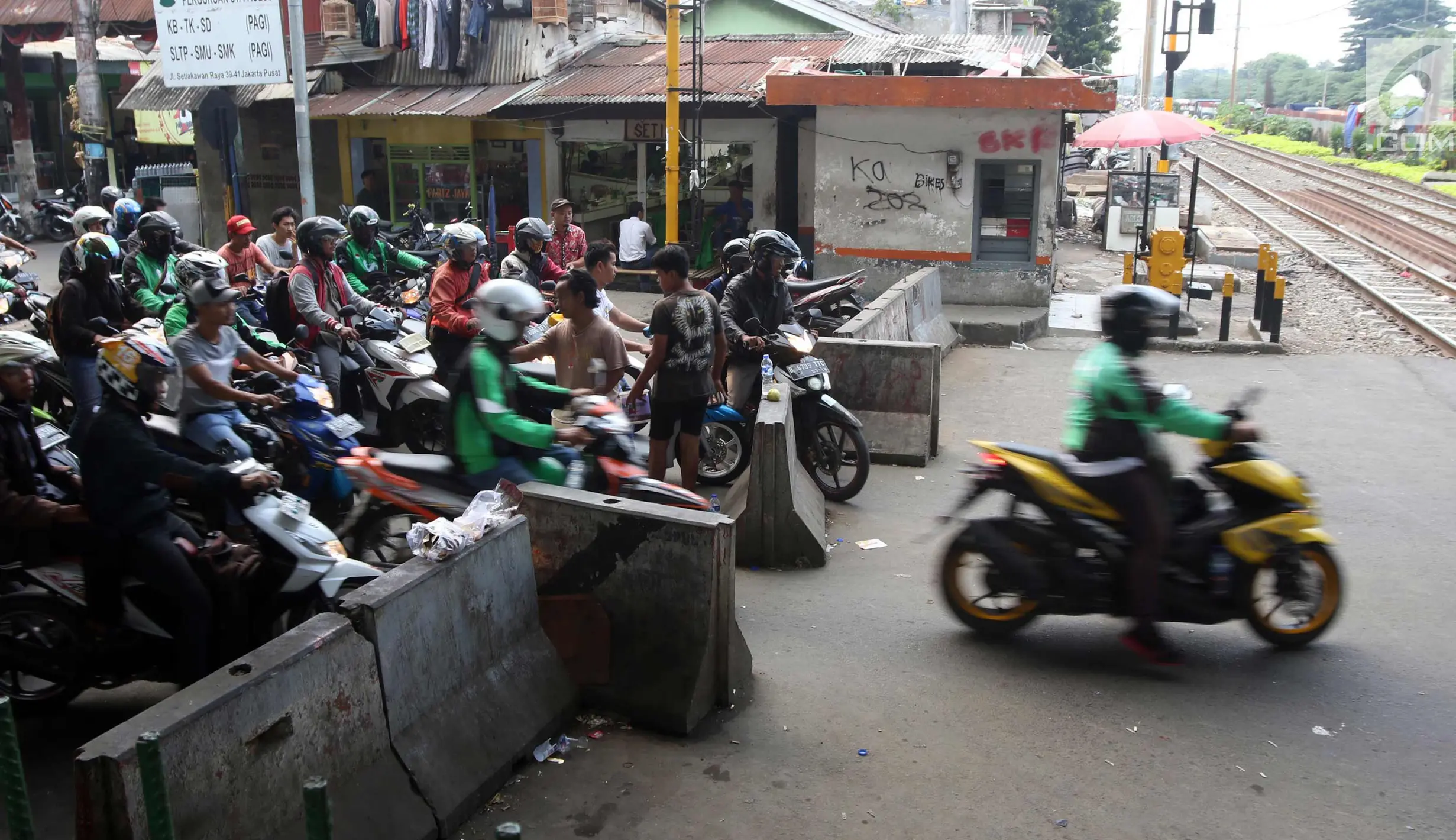 FOTO: Mengerikan, Perlintasan Kereta Api Ini Tidak Berpalang Pintu ...