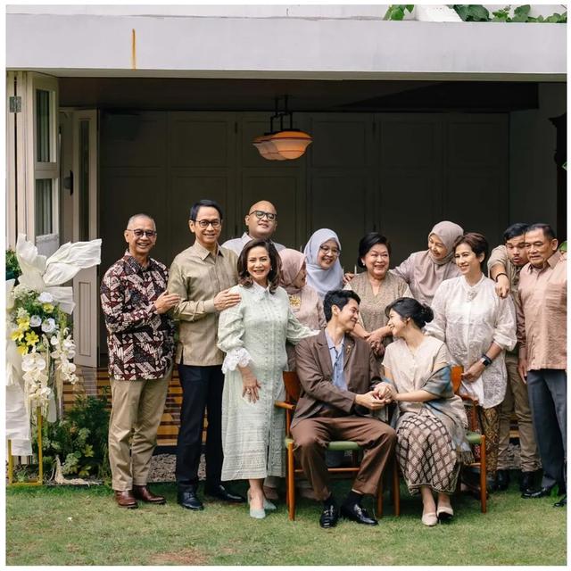 7 Potret Penampilan Awet Muda Addie MS dan Memes di Momen Lamaran ...