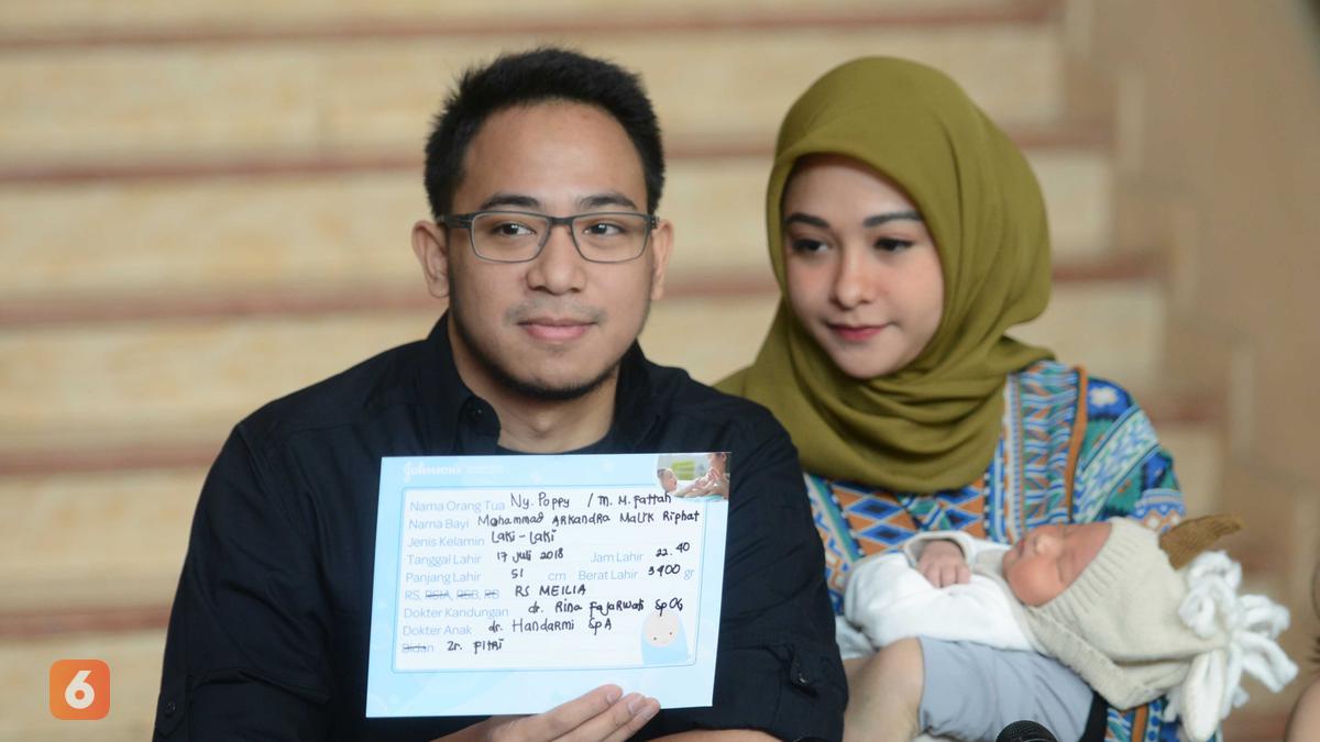 Arti Nama Unik Anak Kedua Poppy Bunga - ShowBiz Liputan6.com