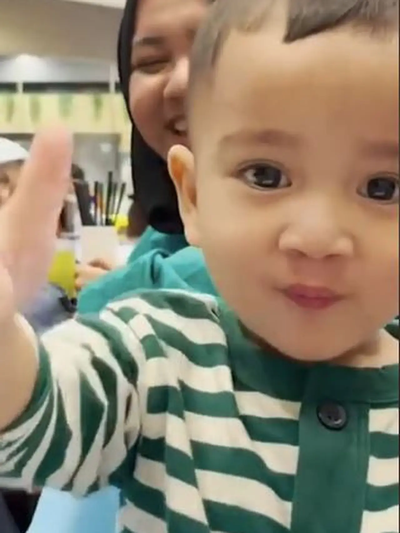 7 Potret Lucu Rayyanza Saat Minum Es Teh, Cipung Bisa Gestur Mantap ...