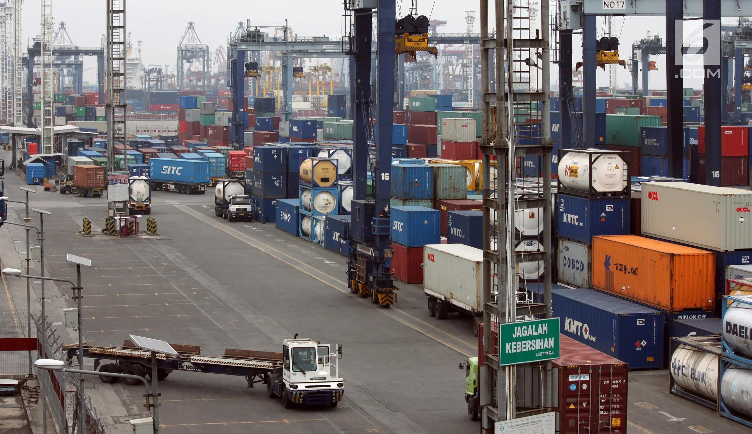 PHOTO: Melihat Suasana Pelabuhan Terminal Peti Kemas Koja - Foto ...