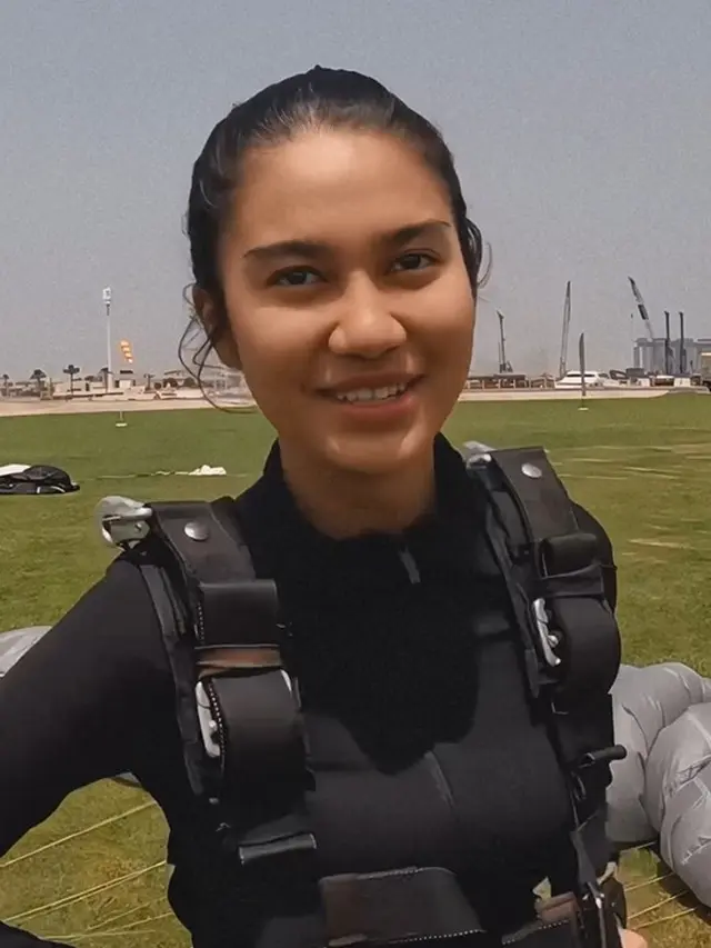 9 Momen Azizah Salsha Lakukan Olahraga Sky Diving, Bahagia saat ...