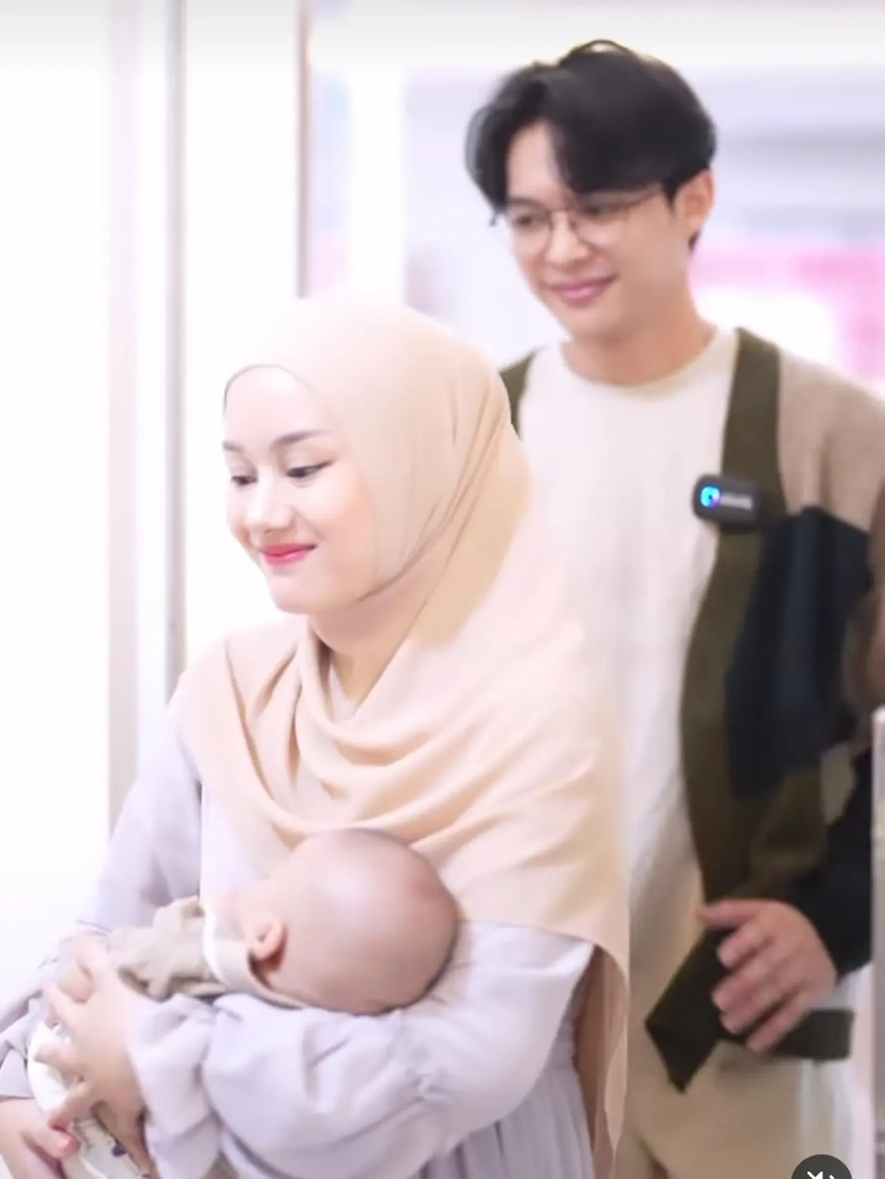 6 Potret Dinda Hauw dan Rey Mbayang Khitankan 2 Anaknya, Doa-doa Dipanjatkan ke Telinga Buah ...