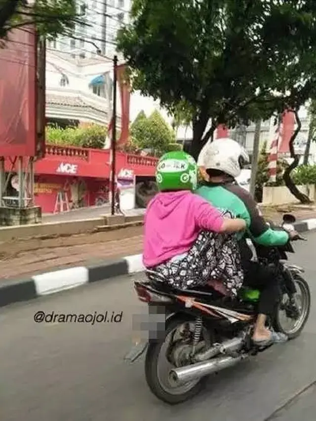 7 Potret Kocak Orang Saat Boncengan Motor Ini Posenya Nyeleneh - Hot Liputan6.com