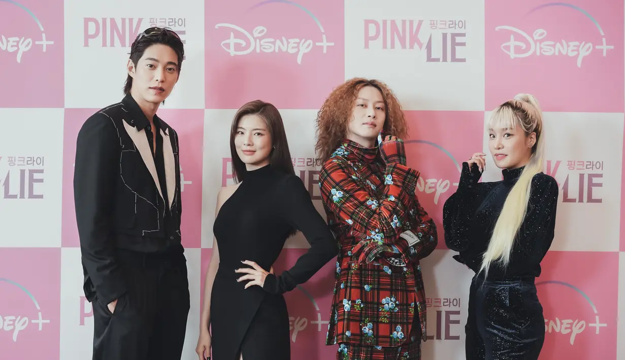 Heechul Super Junior Tampil Mencolok di Konferensi Pers Reality Show ...