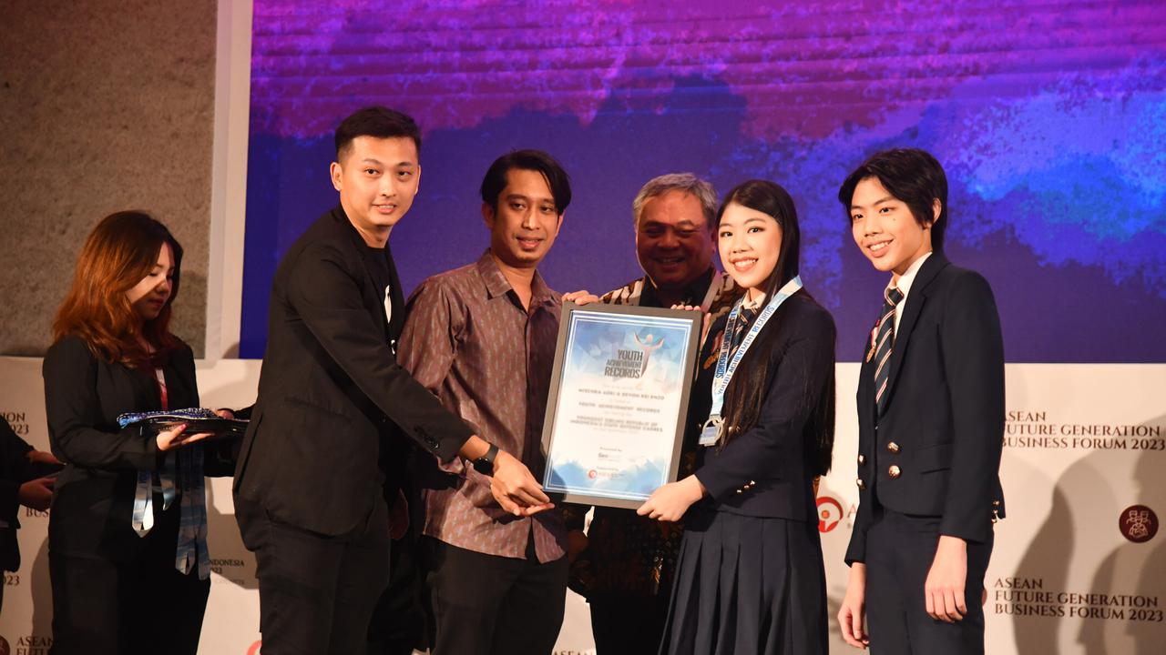 Mischka Aoki dan Devon Kei Enzo Terima Penghargaan Youth Achievement Record