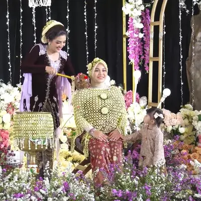 8 Rangkaian Tradisi Mitoni dalam Kehamilan Tujuh Bulan Adat Jawa - Lifestyle Fimela.com