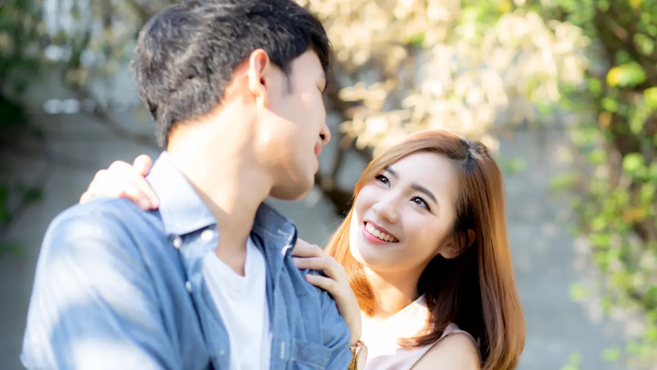 5 Tanda Pria yang Diam-Diam Sebenarnya Menyukaimu - Relationship Fimela.com