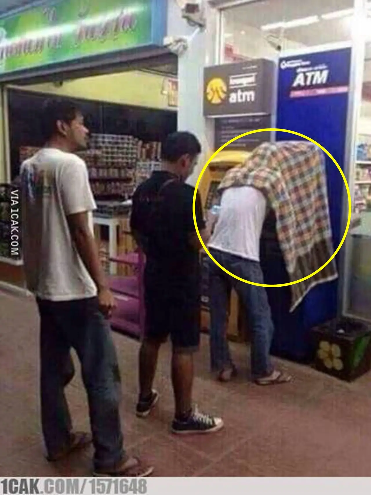 6 Kelakuan Nyeleneh Orang Saat Pakai Sarung Ini Bikin Geleng Kepala - Hot Liputan6.com