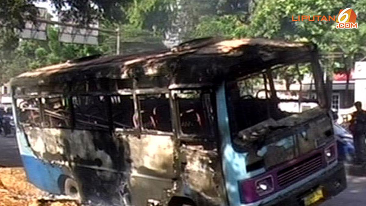 Anggota TNI Tewas Ditabrak di Jagakarsa, Bus Dibakar Massa - News ...