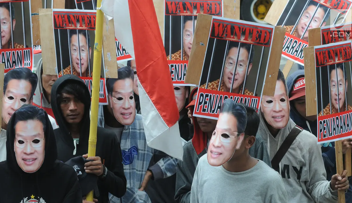 FOTO: Aksi Massa Bertopeng James Riady di Depan Gedung KPK - Foto ...