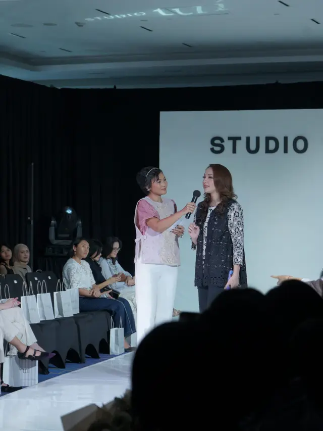 Desainer Jos Acha dan Hani Kenisha Dipuji Reisa Broto Asmoro Saat Pamer ...