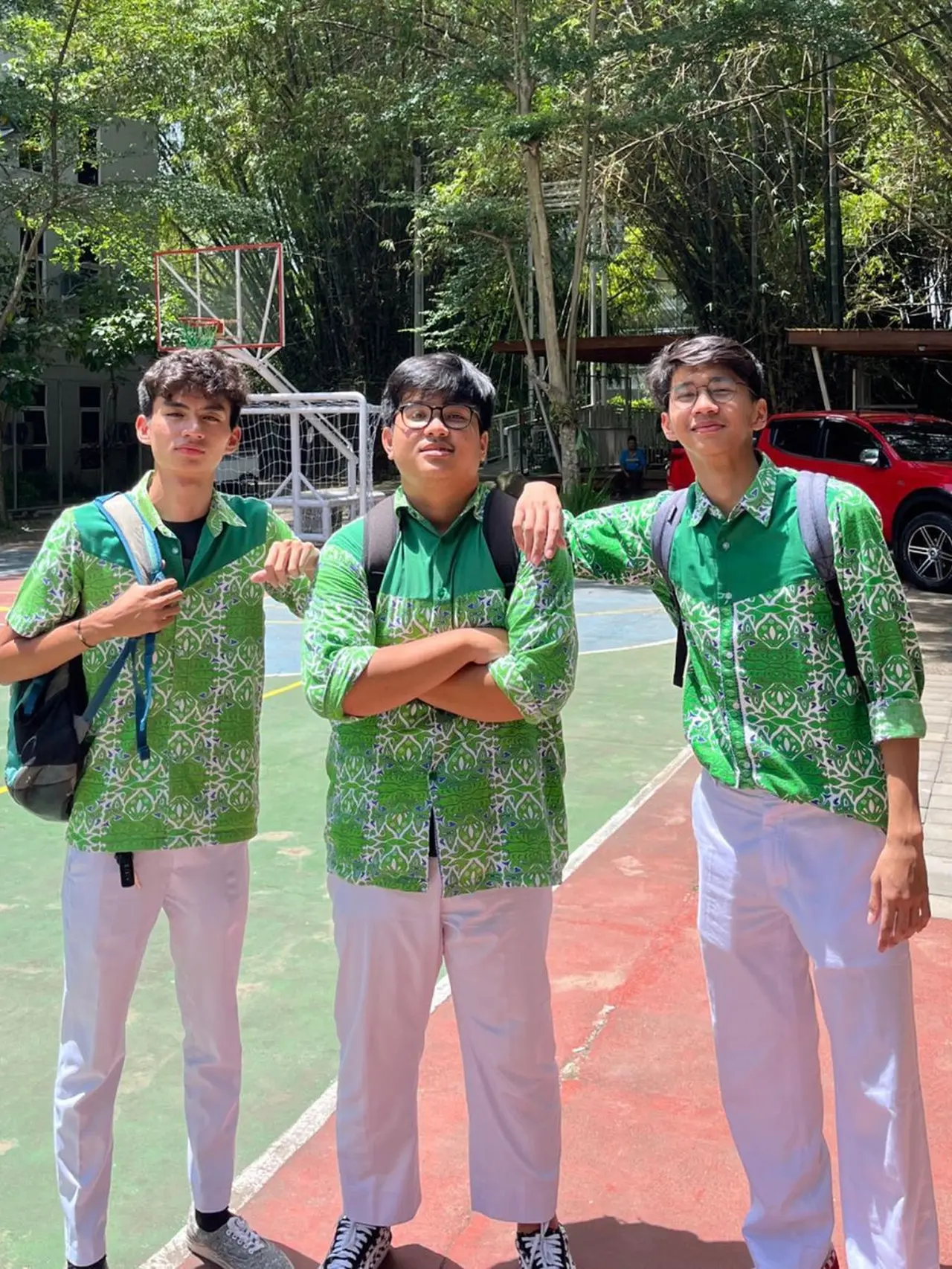 6 Momen Kelulusan Ayman Modjo Anak Duta Sheila On 7, Didampingi Gadis ...