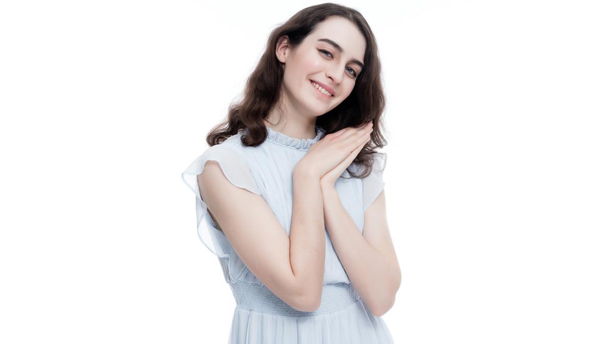 Selain Penuh Perhatian, 6 Sifat Ini Juga Dimiliki Perempuan Feminin ...