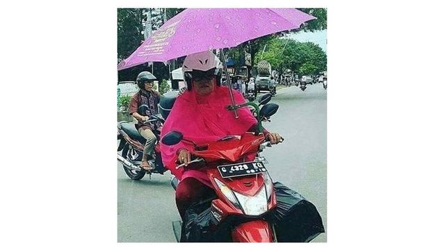 7 Kelakuan Emak-Emak Naik Motor Ini Bikin Naik Darah - Hot Liputan6.com