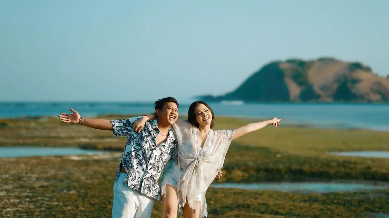 7 Potret Inspirasi Gaya Prewedding Ala Denny Caknan dan Bella Bonita