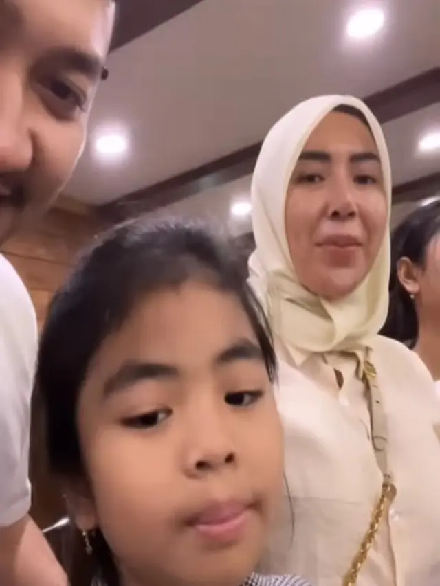 7 Potret Angga Wijaya dan Kedua Putri Sambungnya, Diajak Bulan Madu ...