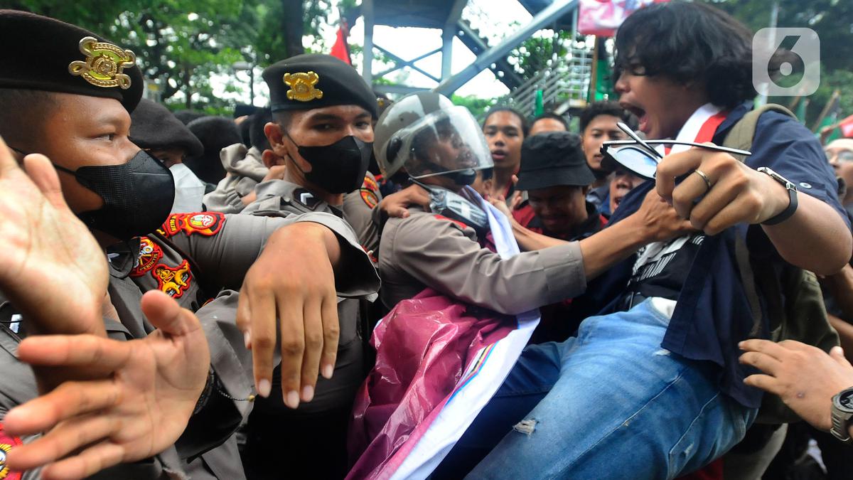 Sempat Memanas, Mahasiswa dan Polisi Saling Dorong di Demo Tolak BBM Naik - Foto Liputan6.com