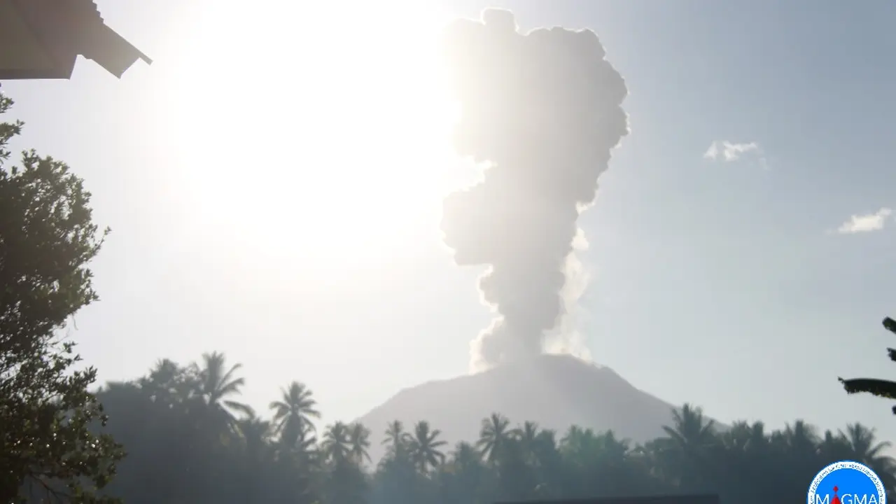 Gunung Ibu Erupsi, Semburkan Abu Vulkanik Setinggi 1.500 Meter ke Arah Barat - Regional Liputan6.com