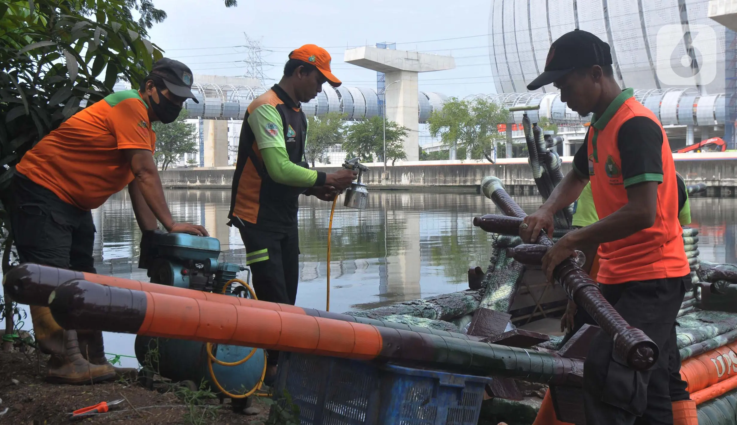 Pemanfaatan Botol Plastik Bekas untuk Pembuatan Perahu Pembersih Sampah ...