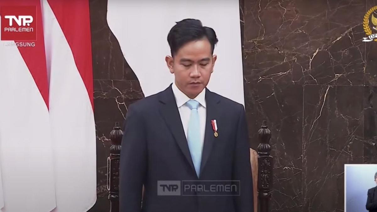 Momen Gibran Ganti Dasi di Sidang Tahunan DPR/MPR - News Liputan6.com