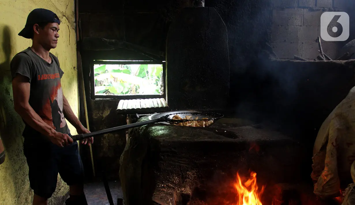 FOTO: Imbas Kenaikan Harga Kedelai, Produsen Tahu Kurangi Produksi ...