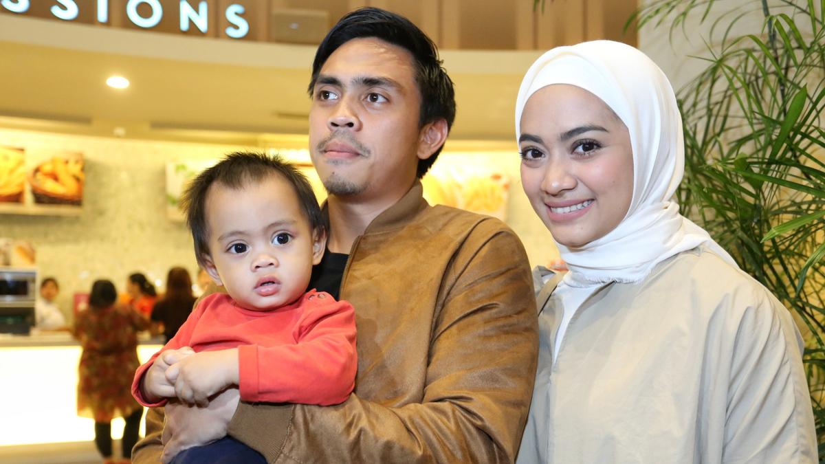 Kebahagiaan 5 Artis Menikah dengan Teman Masa Kecil