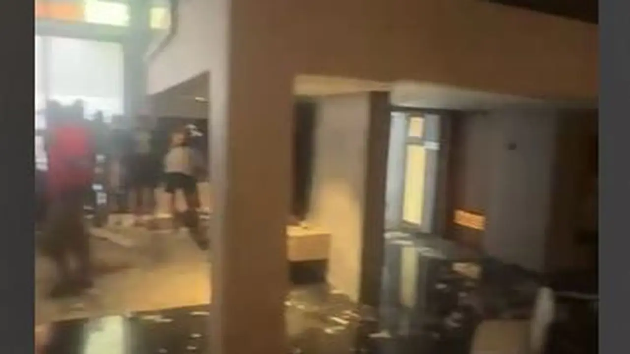 Kondisi Terkini Rumah Ahmad Sahroni usai Dirusak Massa: Ada Bekas Coretan & Ditutup Terpal ...