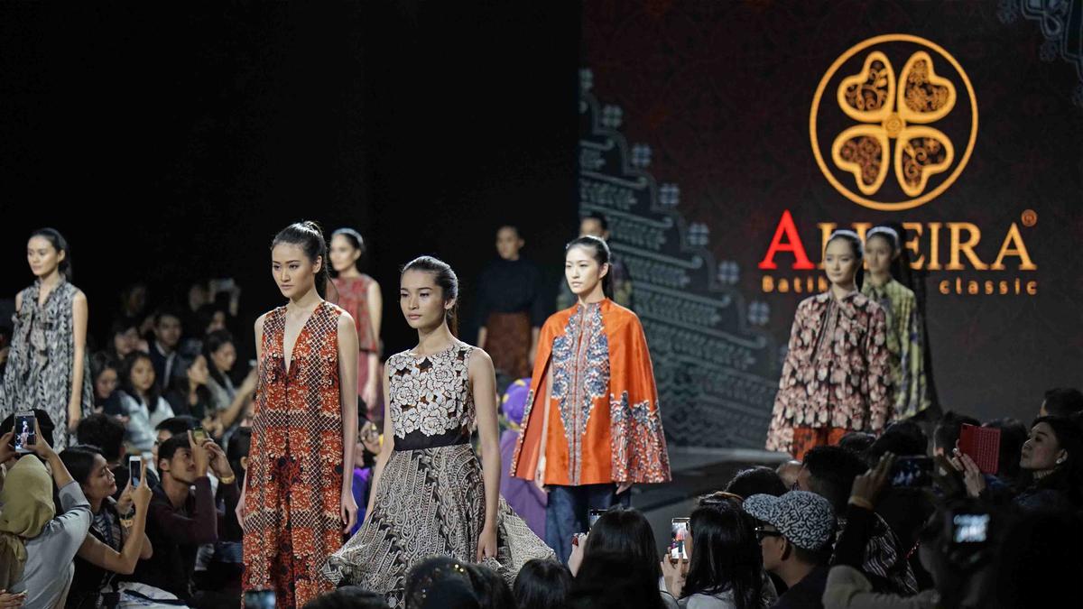 Batik Kekinian dalam Koleksi Street Style yang Fun ala Rama Dauhan ...