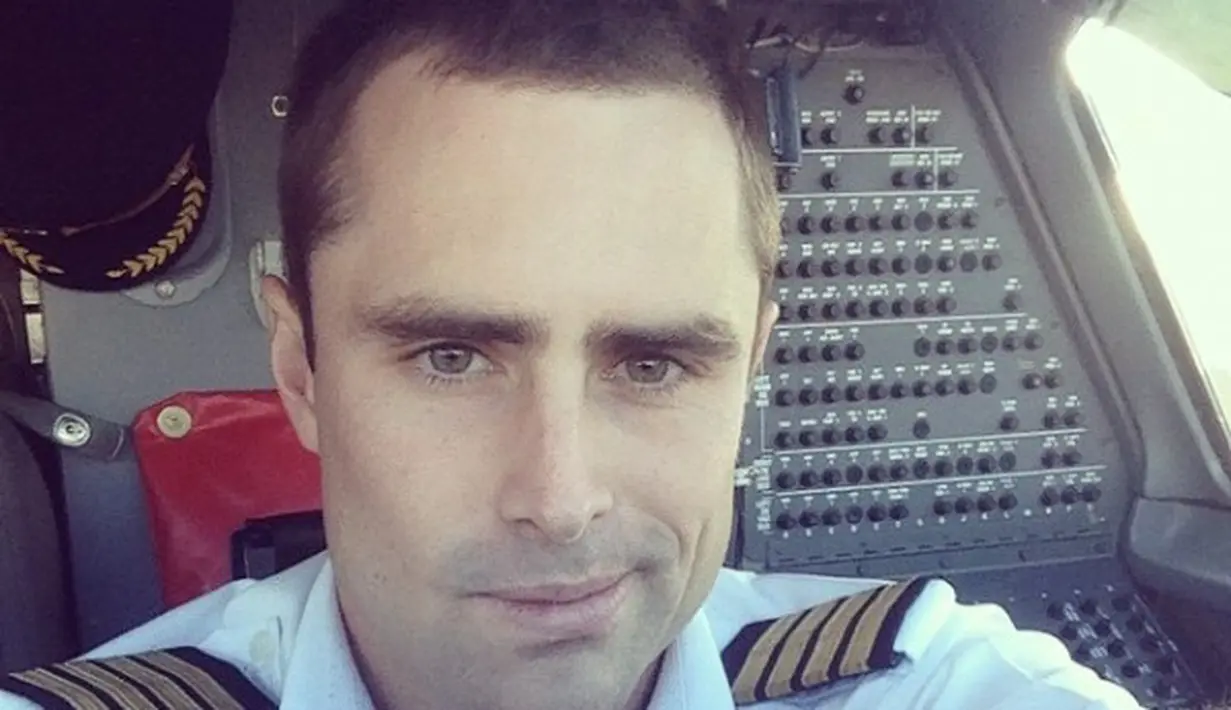 Pilot Ganteng Ini Hidupnya Bikin Iri Banyak Orang