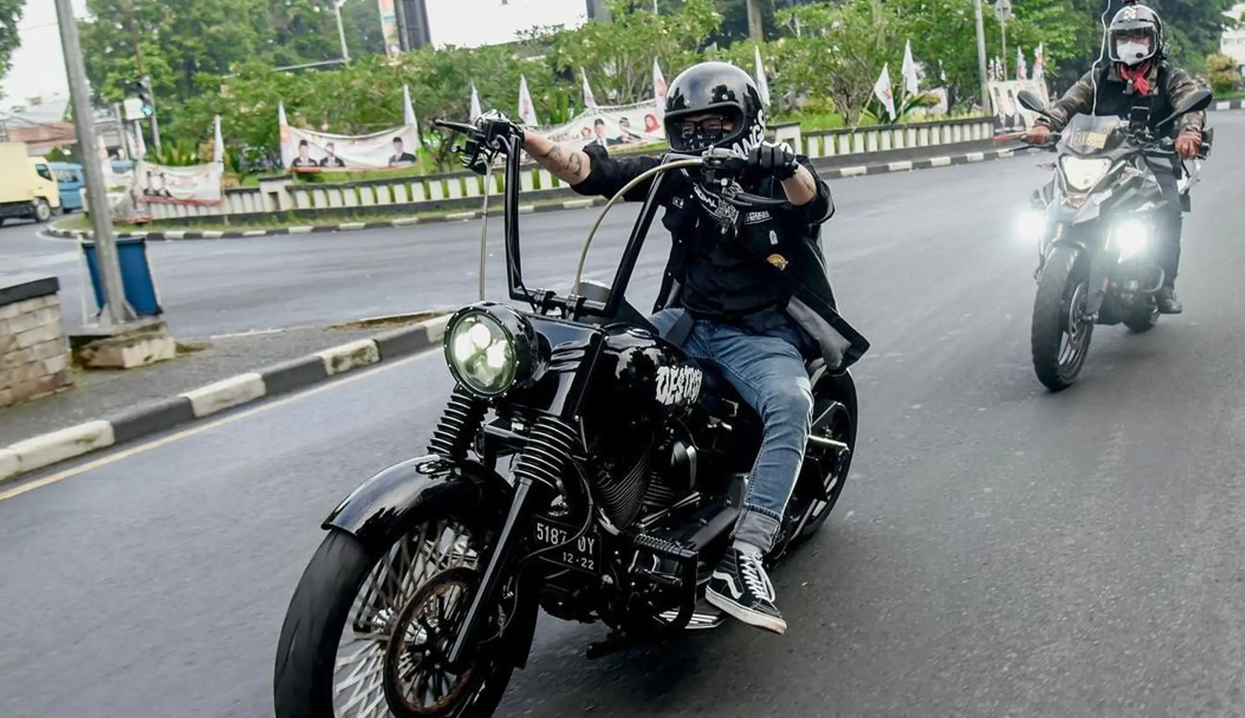 FOTO: 6 Gaya Desta Naik Motor Gede, Garang Abis - Foto Liputan6.com
