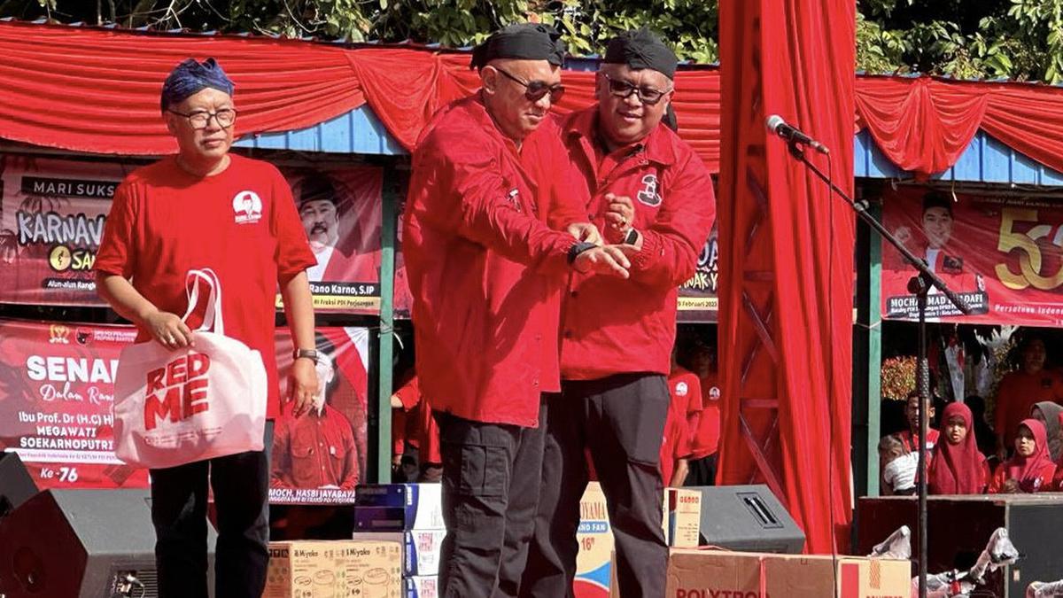 Teten Masduki Disematkan Jaket Hasto Kristiyanto Beliau Juga Kader