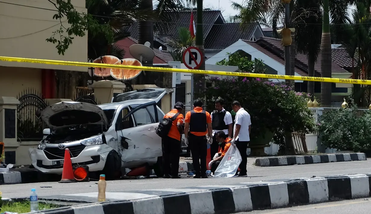 FOTO: Begini Kondisi Mobil Teroris yang Menyerang Mapolda Riau - Foto ...