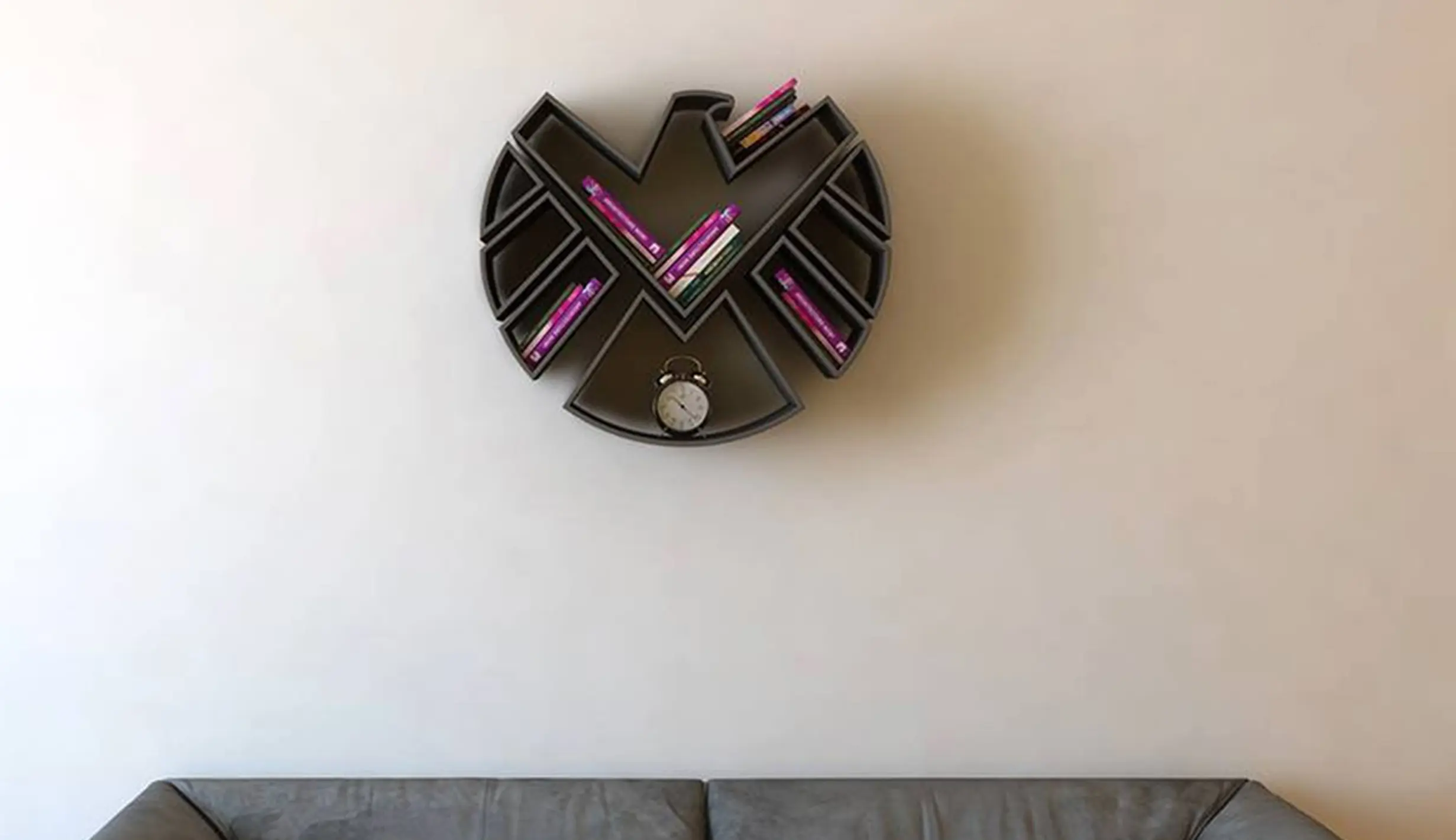 Rak Buku Bertema Logo Superhero Keren & Kece Abis - Photo Fimela.com