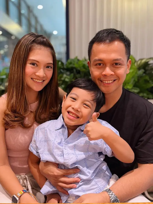 7 Potret Rio Alief NOAH Bareng Vinessa Inez dan Buah Hati Ini Selalu ...