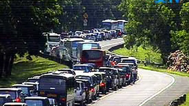 Kendaraan di Kawasan Puncak Antre Belasan Kilometer - News Liputan6.com