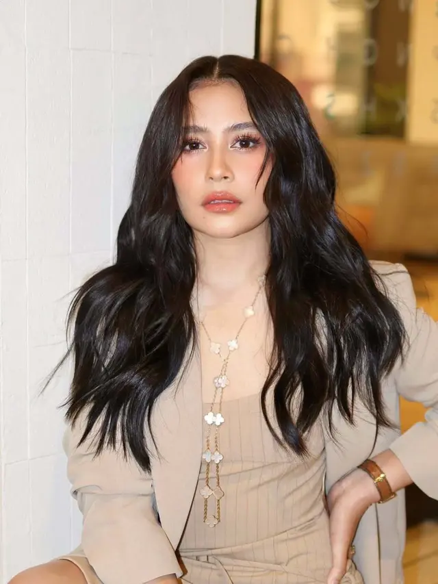 7 Gaya Rambut Belah Tengah Prilly Latuconsina, Penampilannya Bikin Pangling - ShowBiz Liputan6.com