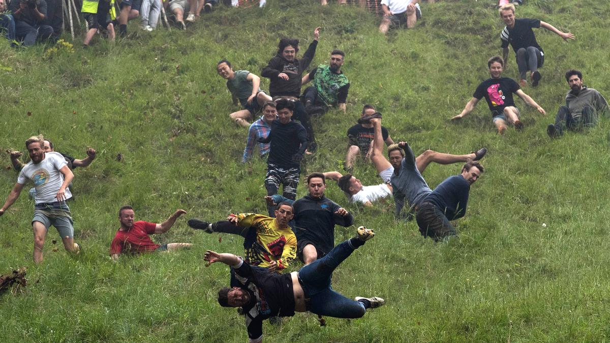 FOTO: Sensasi Mengejar Keju di Bukit Curam