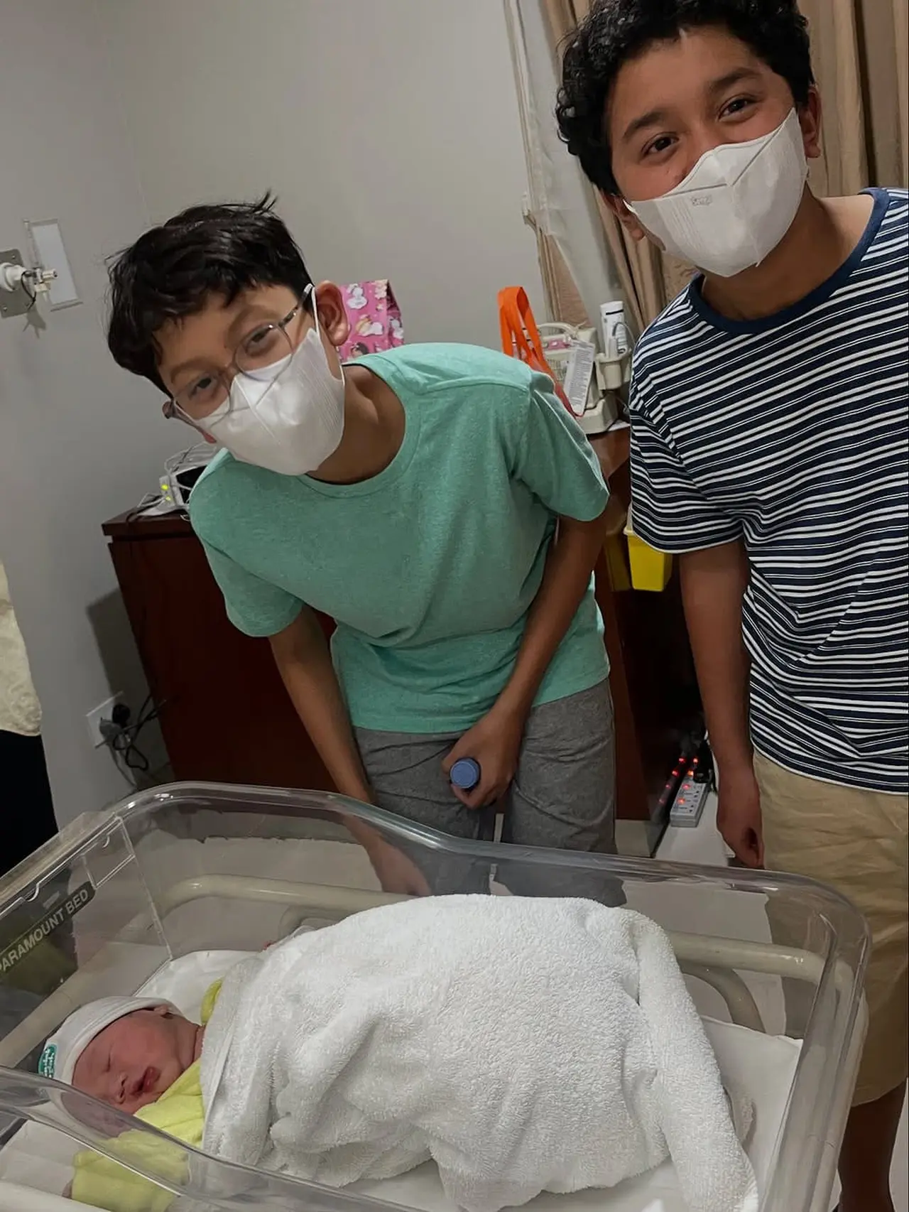 5 Potret Marcella Zalianty Gendong Keponakan Perempuan Pertama yang ...