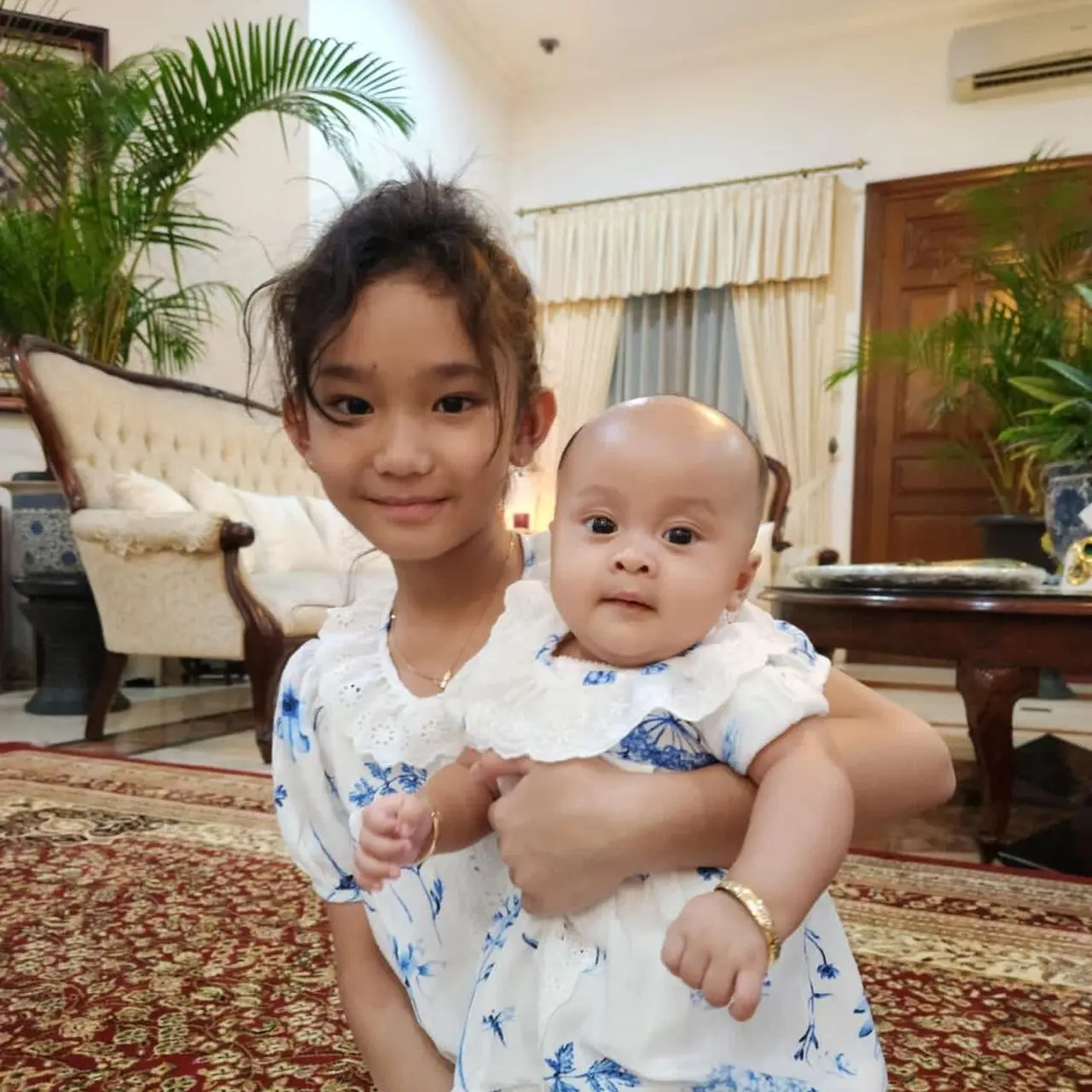 6 Potret Kedekatan Bilqis Anak Ayu Ting Ting dan Adik Sepupunya, Kakak Siaga - Hot Liputan6.com