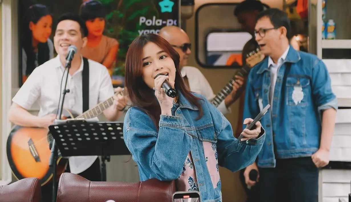 Gaya Duet Cantik Brisia Jodie dan Maudy Ayunda Nyanyi di Kereta, Serasi ...