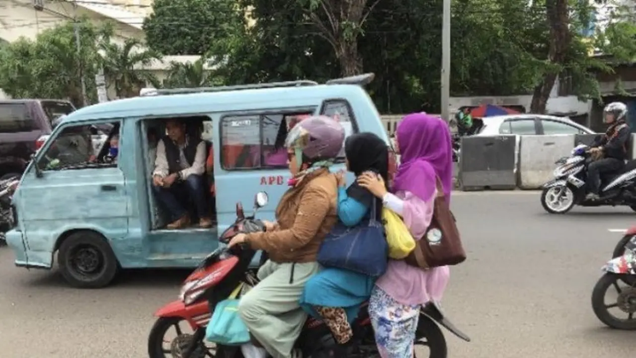 6 Potret Emak-Emak Melanggar Aturan Lalu Lintas Ini Bikin Polisi Meringis - Hot Liputan6.com
